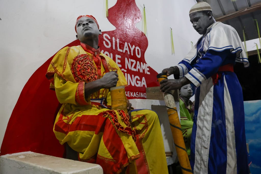 The night of the Bwiti in Gabon, a world that does not sleep.